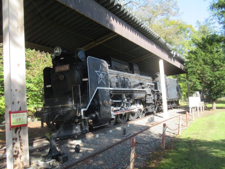 瞰望岩の麓、遠軽公園で保存されている、蒸気機関車D51859号機。 | DoraNekoWeb